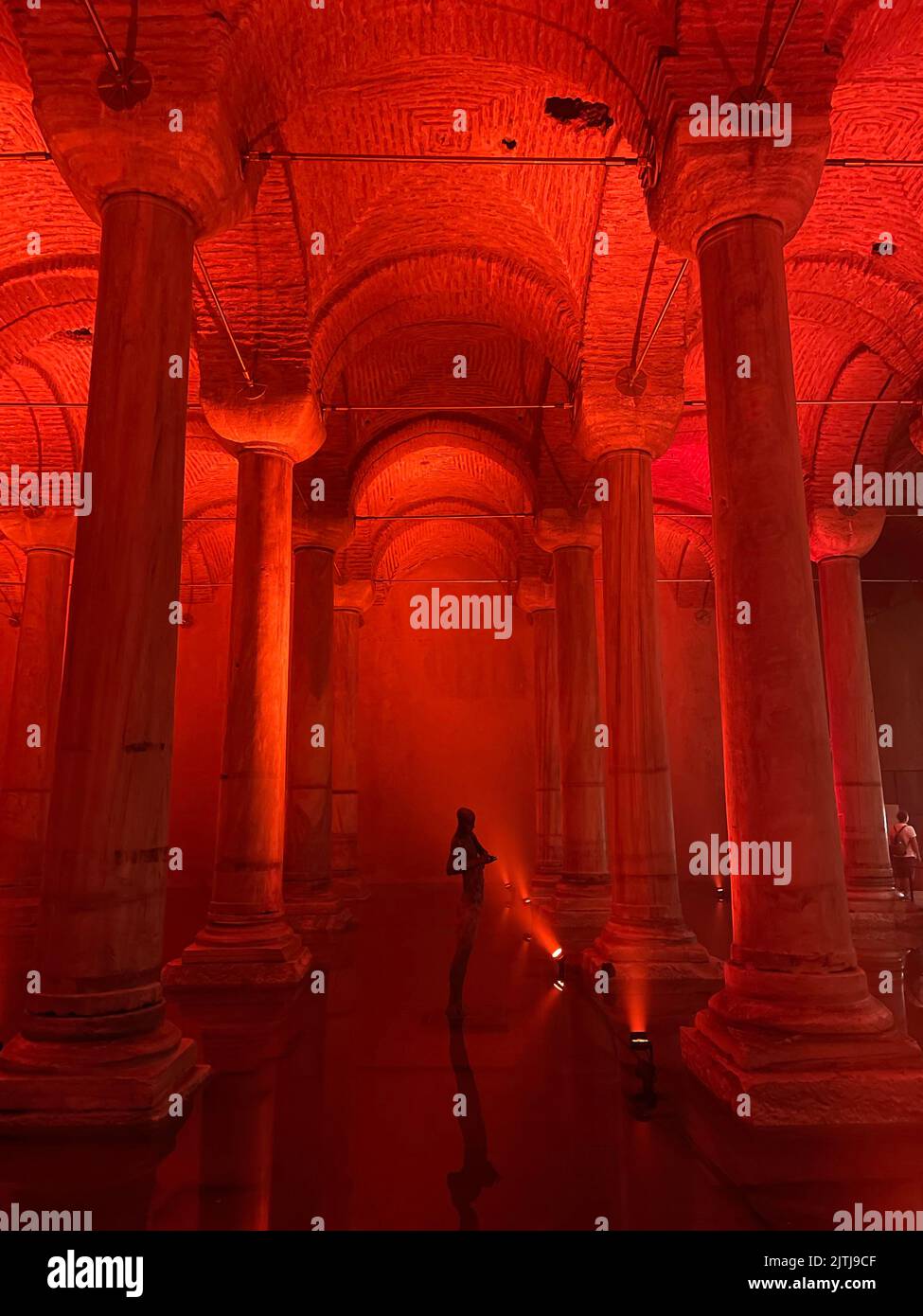 Citerne Basilique avec lumières d'ambiance rouges. ALIAS Yerebatan ...