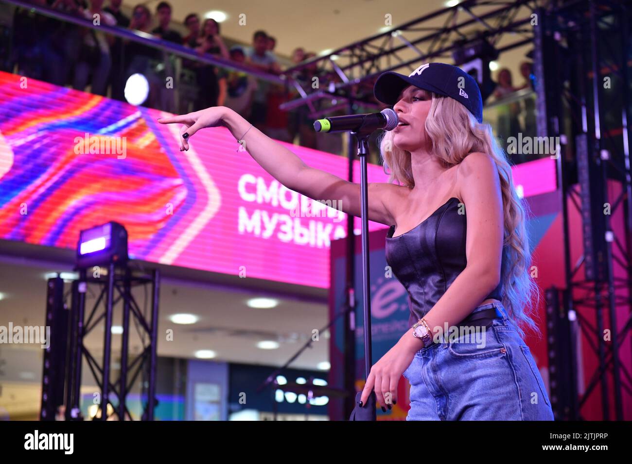 Moscou. La chanteuse Lyusya Chebotina lors de la représentation à la ...