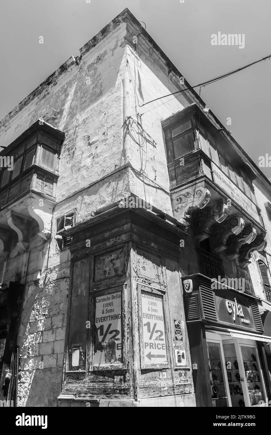 Balcon maltais traditionnel Banque d'images noir et blanc - Alamy