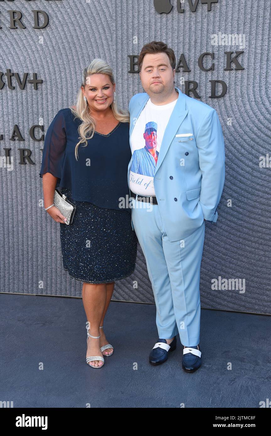 Paul Walter Hauser et Amy Boland arrivent à la première édition de la ...