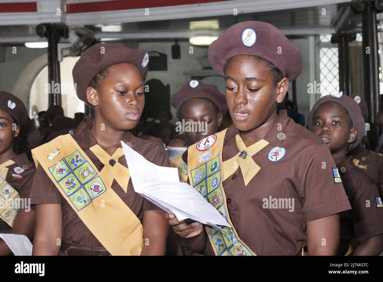 Une fille guide le service religieux la barbade Banque de photographies ...