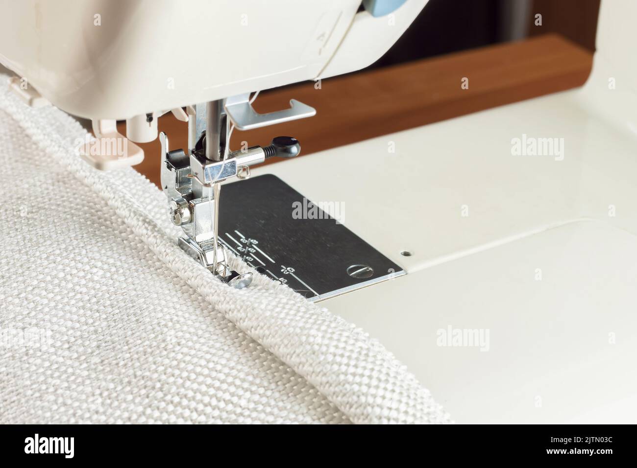 Équipement professionnel. Machine à coudre moderne avec pied de ...