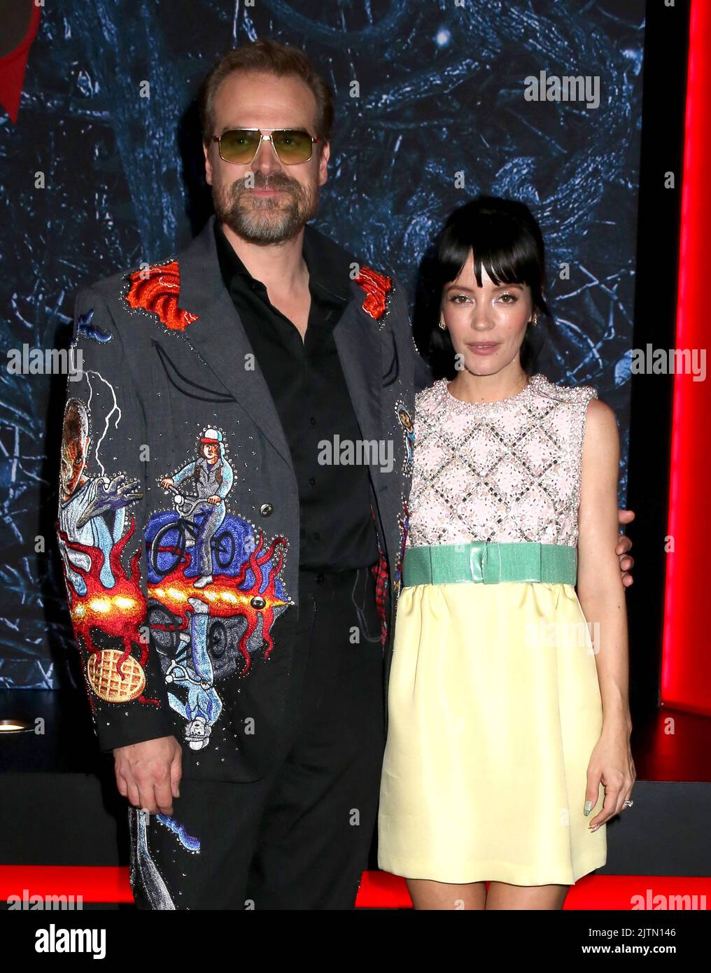 David Harbour et Lily Allen assistent à la première mondiale de la ...