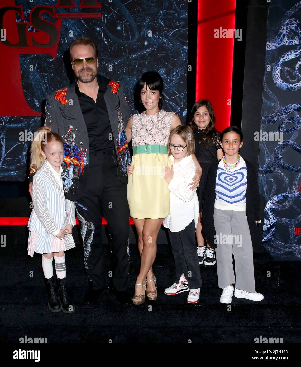 David Harbour et Lily Allen assistent à la première mondiale de la ...