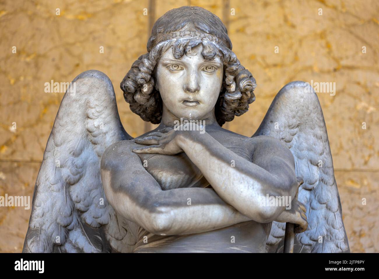 Tombe de la famille Oneto. Portrait d'ange aimant sur marbre, cimetière ...