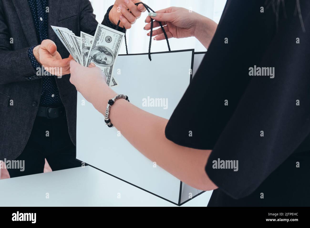 Achats de cadeaux de luxe Banque de photographies et d’images à haute résolution - Alamy