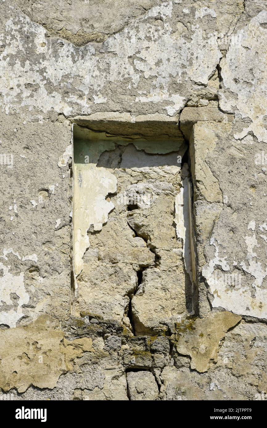 Grande fissure sur le mur gris de vieux bâtiment délabré, image ...