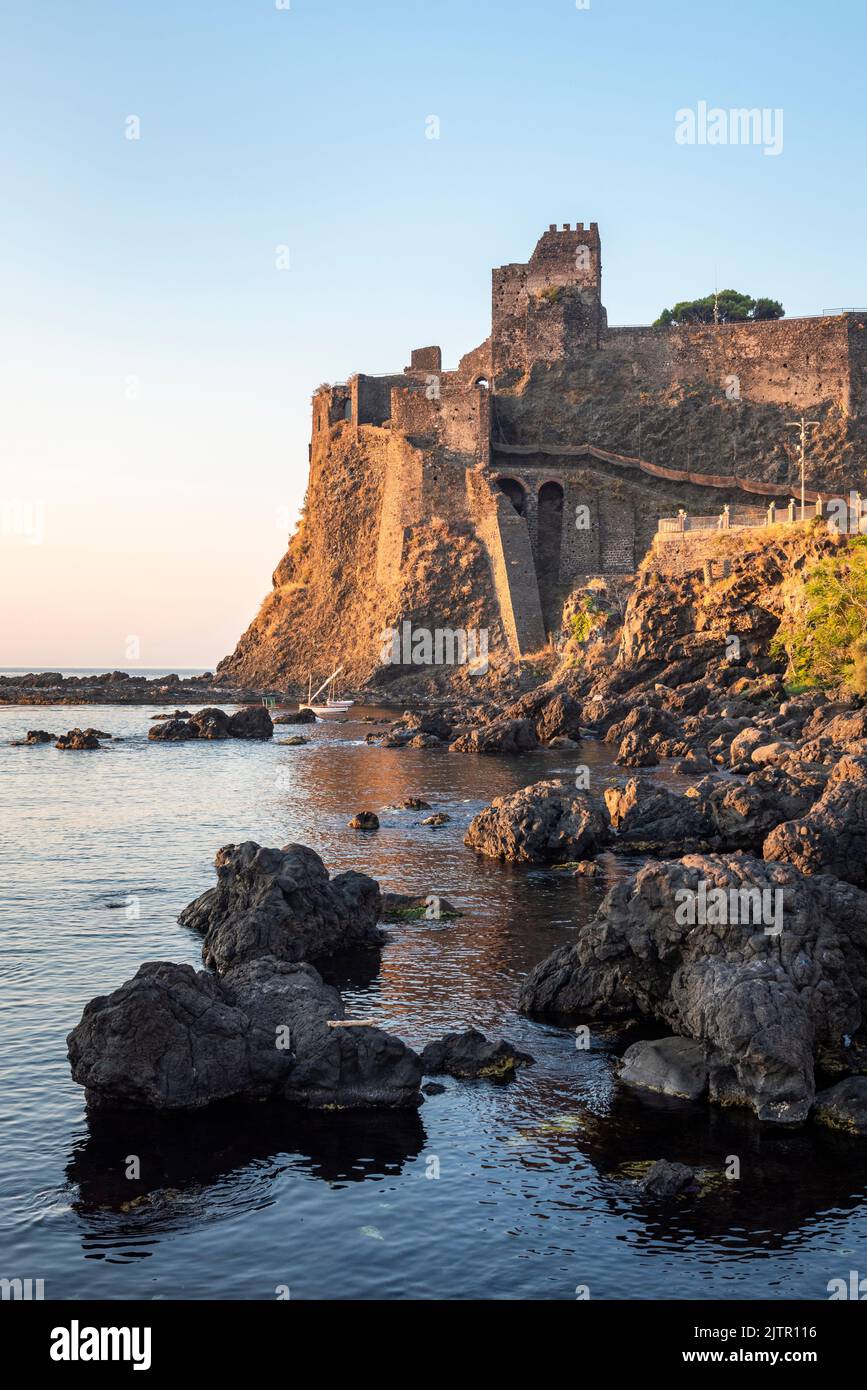 Le château normand (1076) à ACI Castello, Sicile, vu au lever du soleil ...