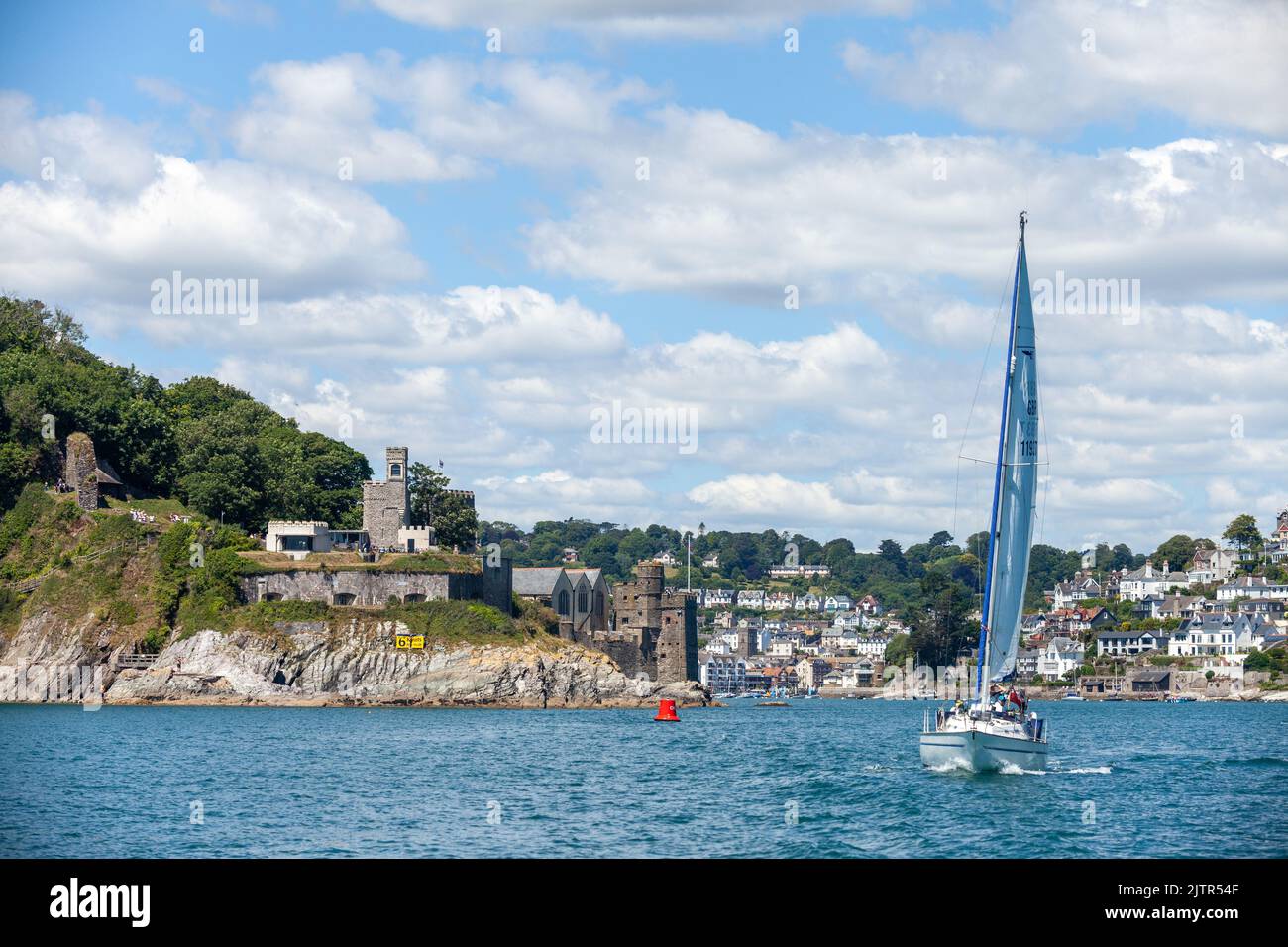 Un yacht partant du port de Dartmouth avec le château de Dartmouth en ...