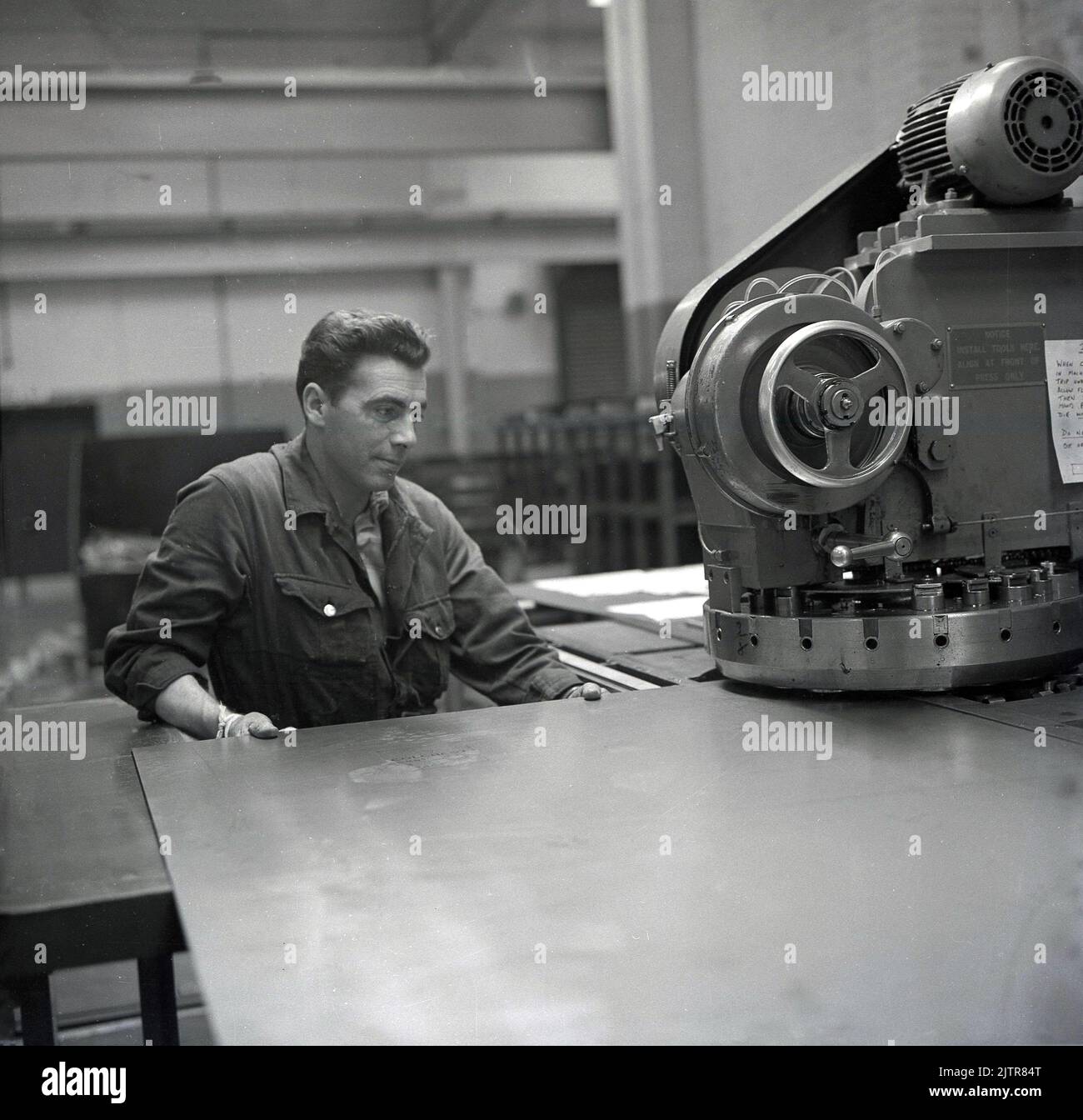 Saw mill worker Banque de photographies et d’images à haute résolution ...
