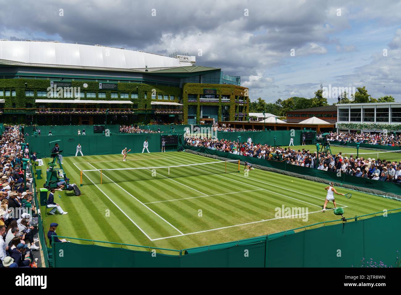 Alize Cornet et Yulia Putintseva sur la court 10 aux Championnats 2022 ...