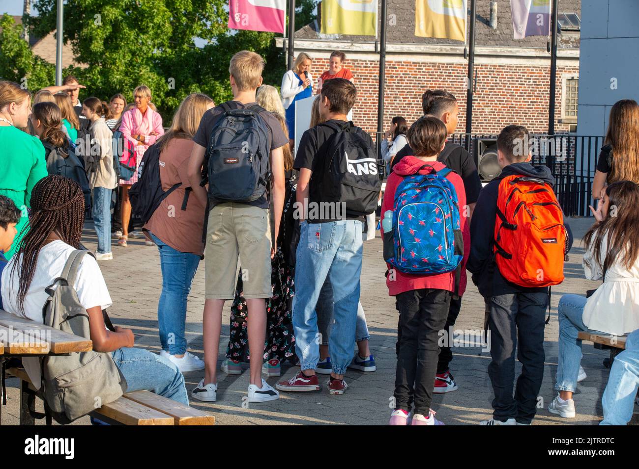 Les élèves arrivent pour la première journée d'école pour l'année ...