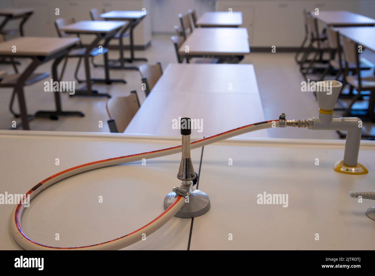 L'illustration montre un cours de sciences le premier jour d'école pour ...