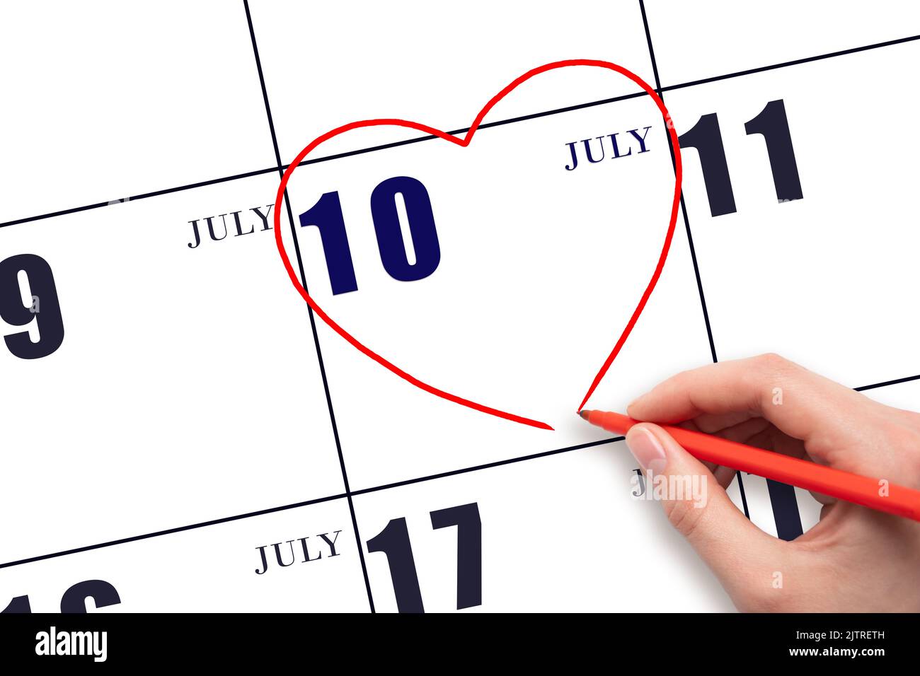 10th jour de juillet. Une main de femme dessinant un coeur rouge à la ...
