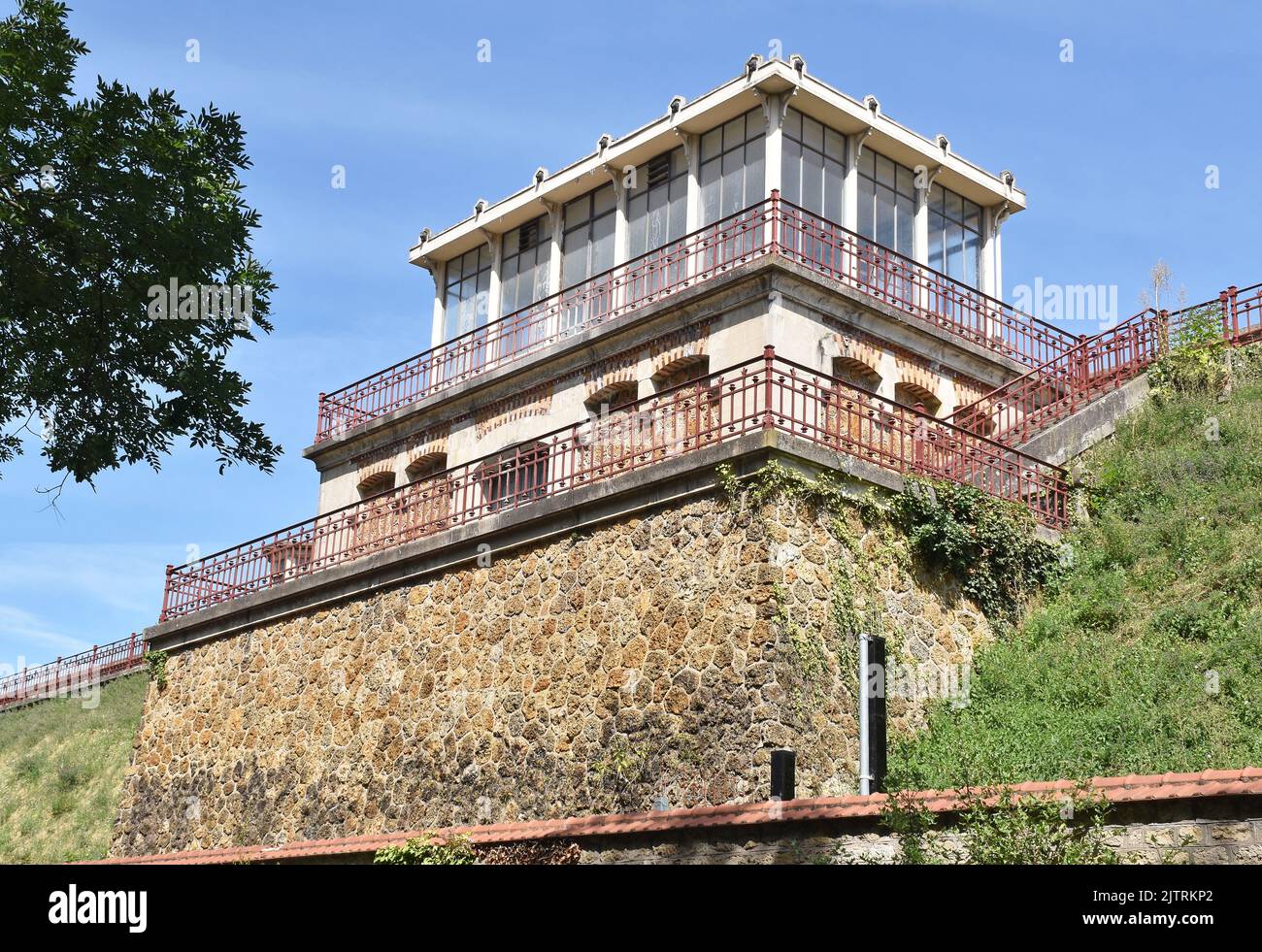 Le réservoir Montsouris, Paris. Les deux élégants pavillons Art Nouveau ...