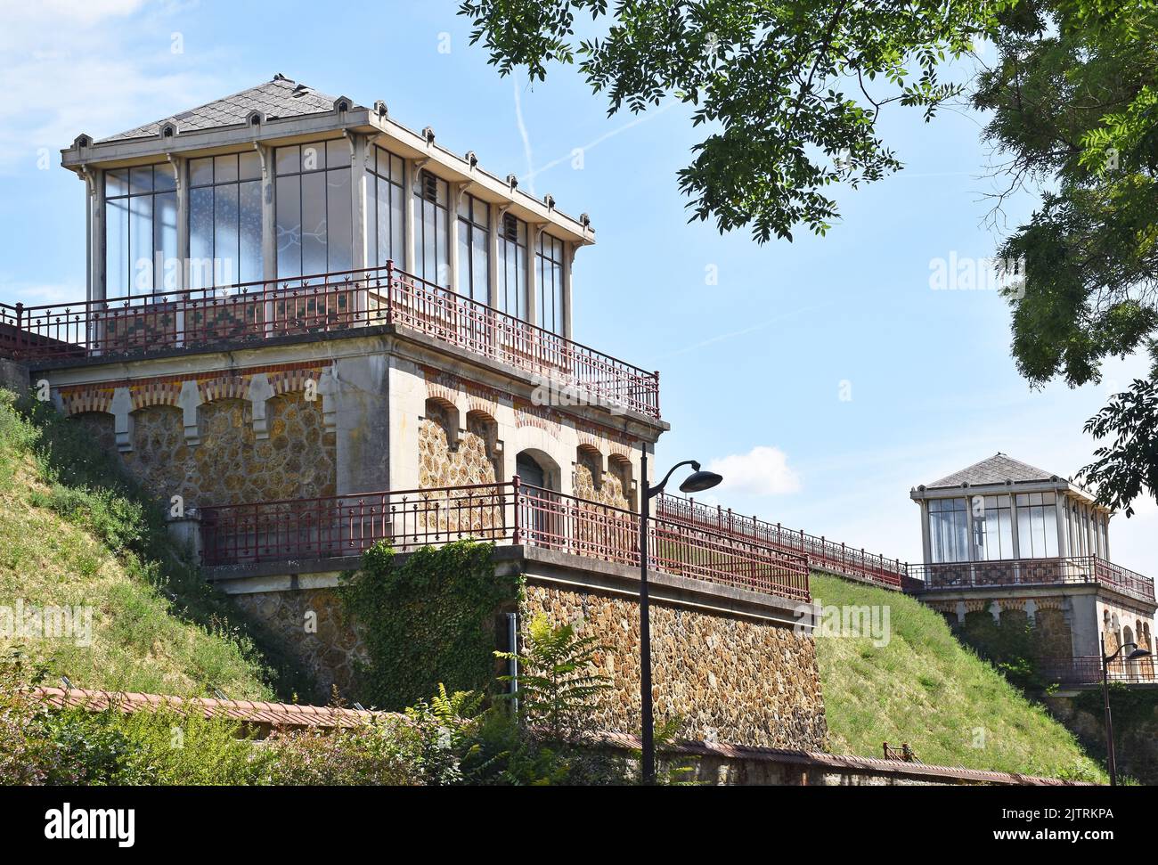 Le réservoir Montsouris, Paris. Les deux élégants pavillons Art Nouveau ...