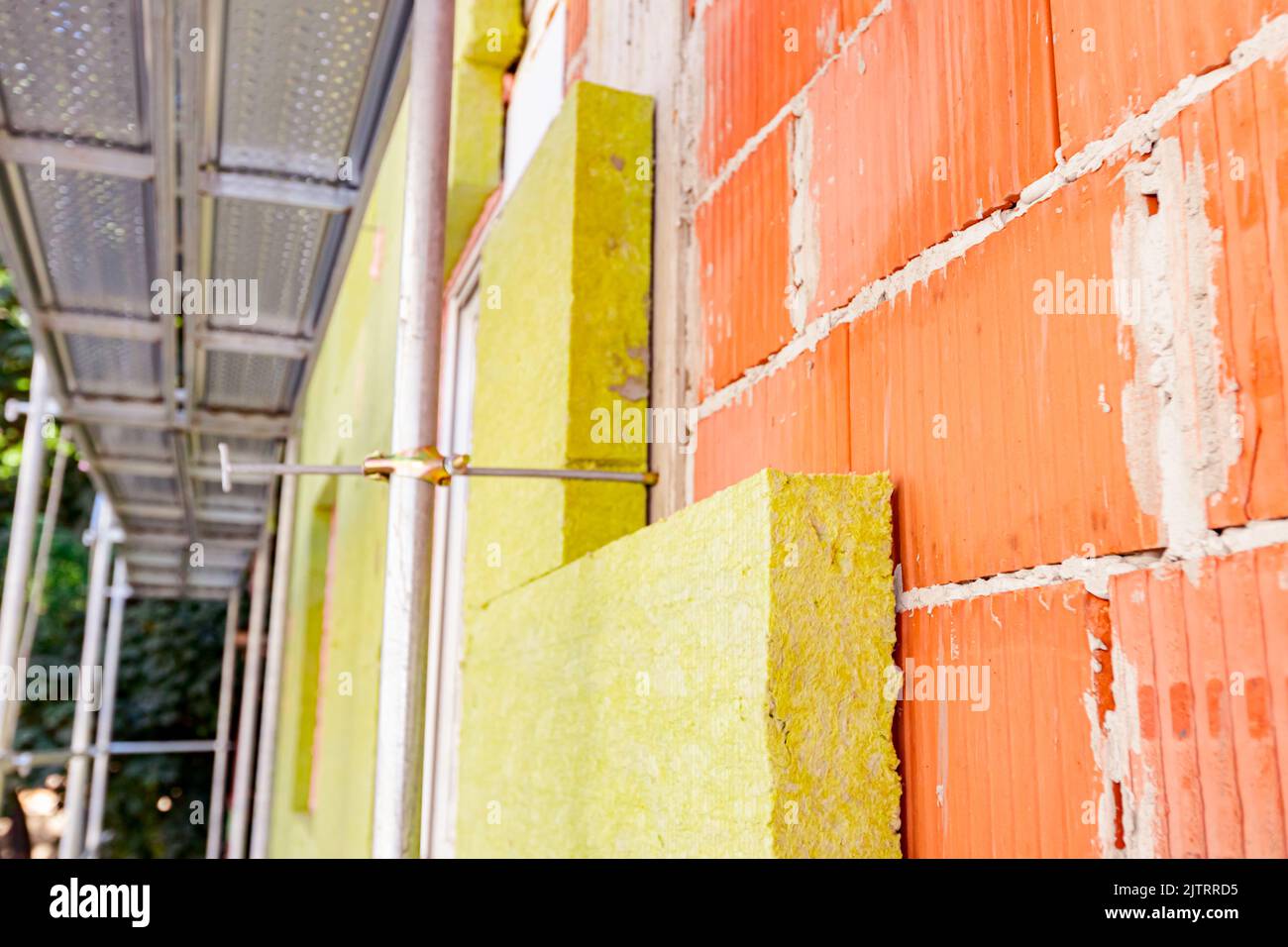 Application de la laine de pierre d'isolation thermique sur le mur de ...