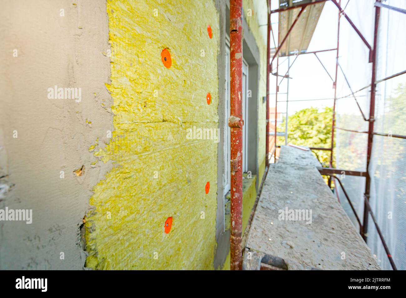 Application de la laine de pierre d'isolation thermique sur le mur de ...