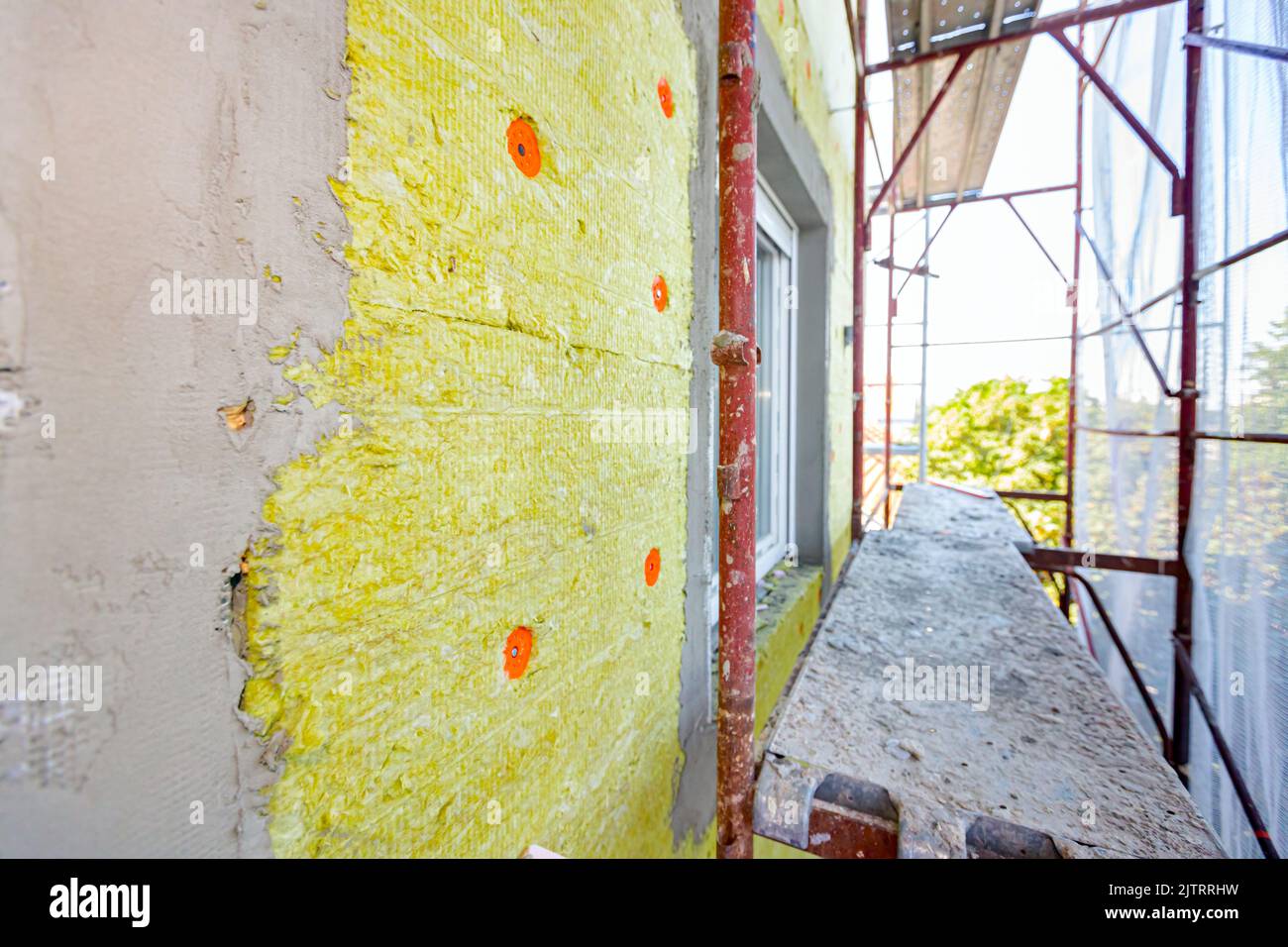 Application de la laine de pierre d'isolation thermique sur le mur de ...