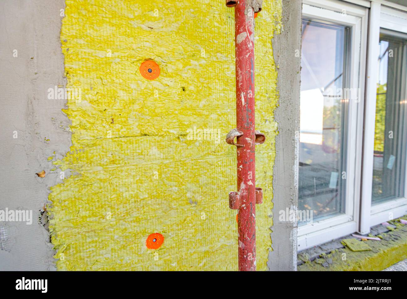 Application de la laine de pierre d'isolation thermique sur le mur de ...