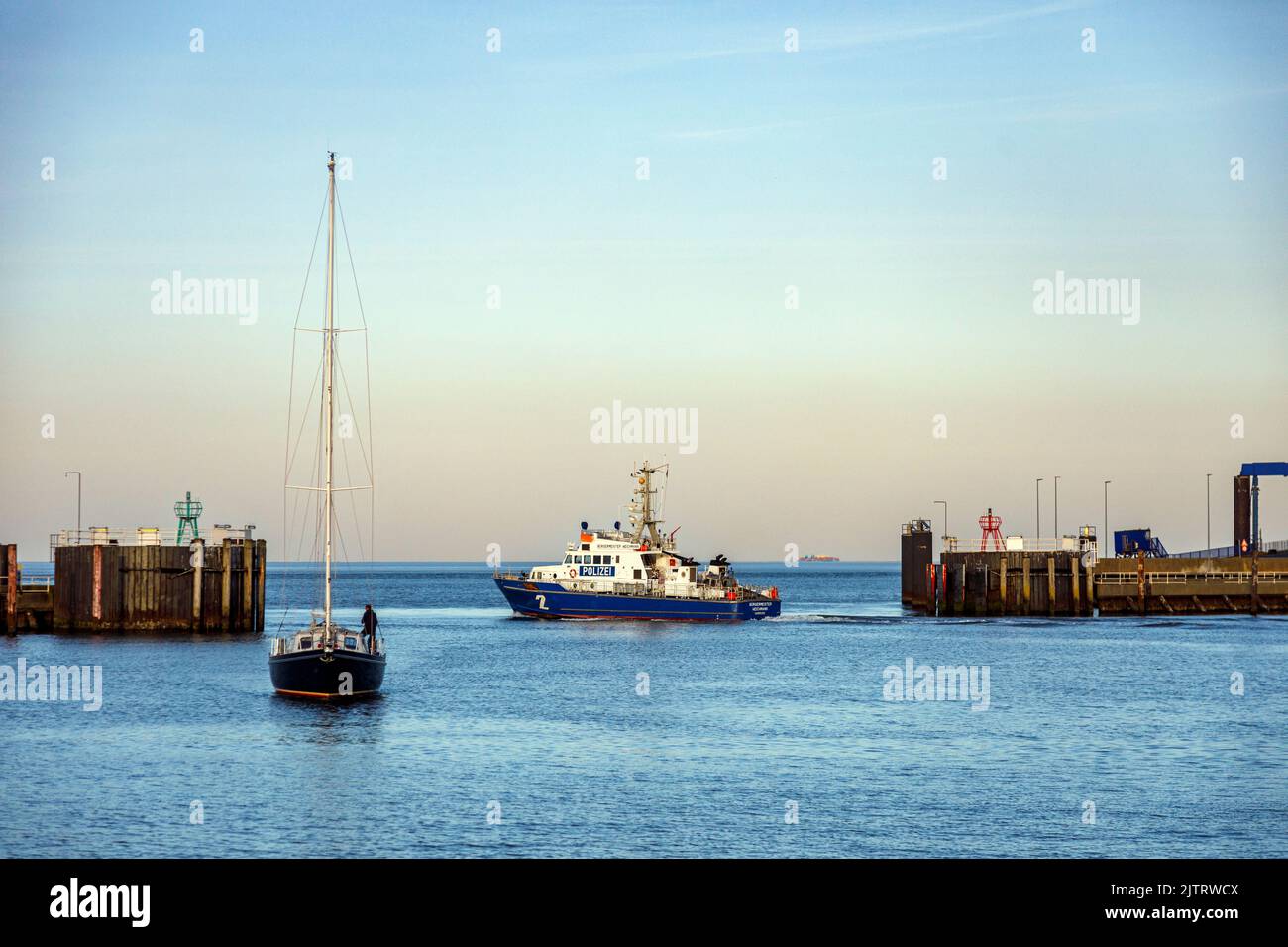 Port maritime de Cuxhaven à l'embouchure de l'Elbe en mer du Nord ...