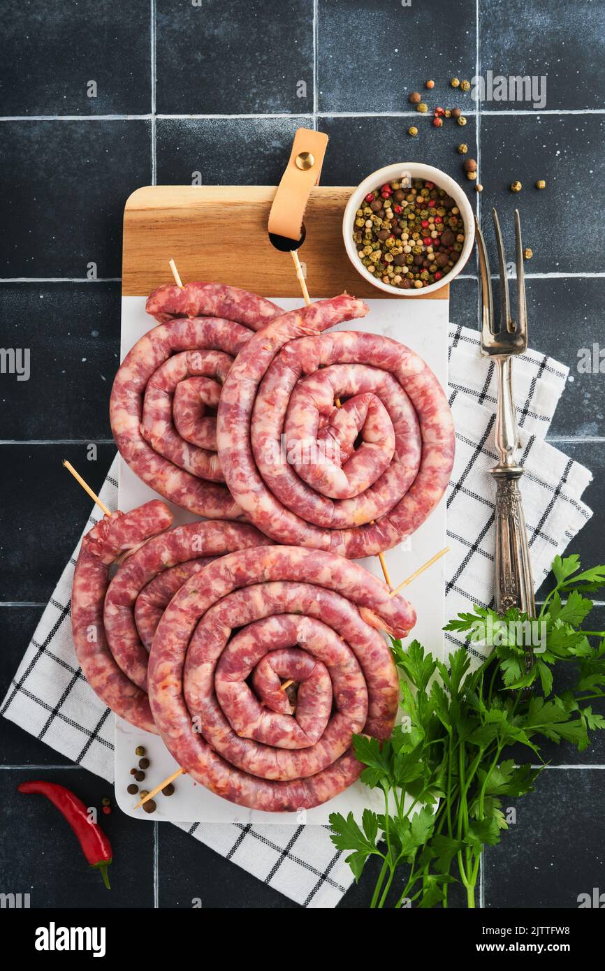 Saucisses de porc spiralées crues. Saucisses de porc fraîches une spirale torsadée savoureuse ...