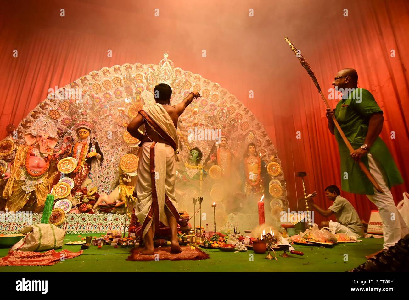 Durga puja aarti Banque de photographies et d’images à haute résolution ...