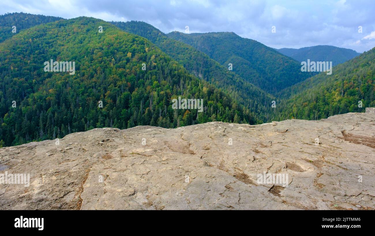 Une vue sur les plus belles montagnes dans une scène panoramique. Vue ...