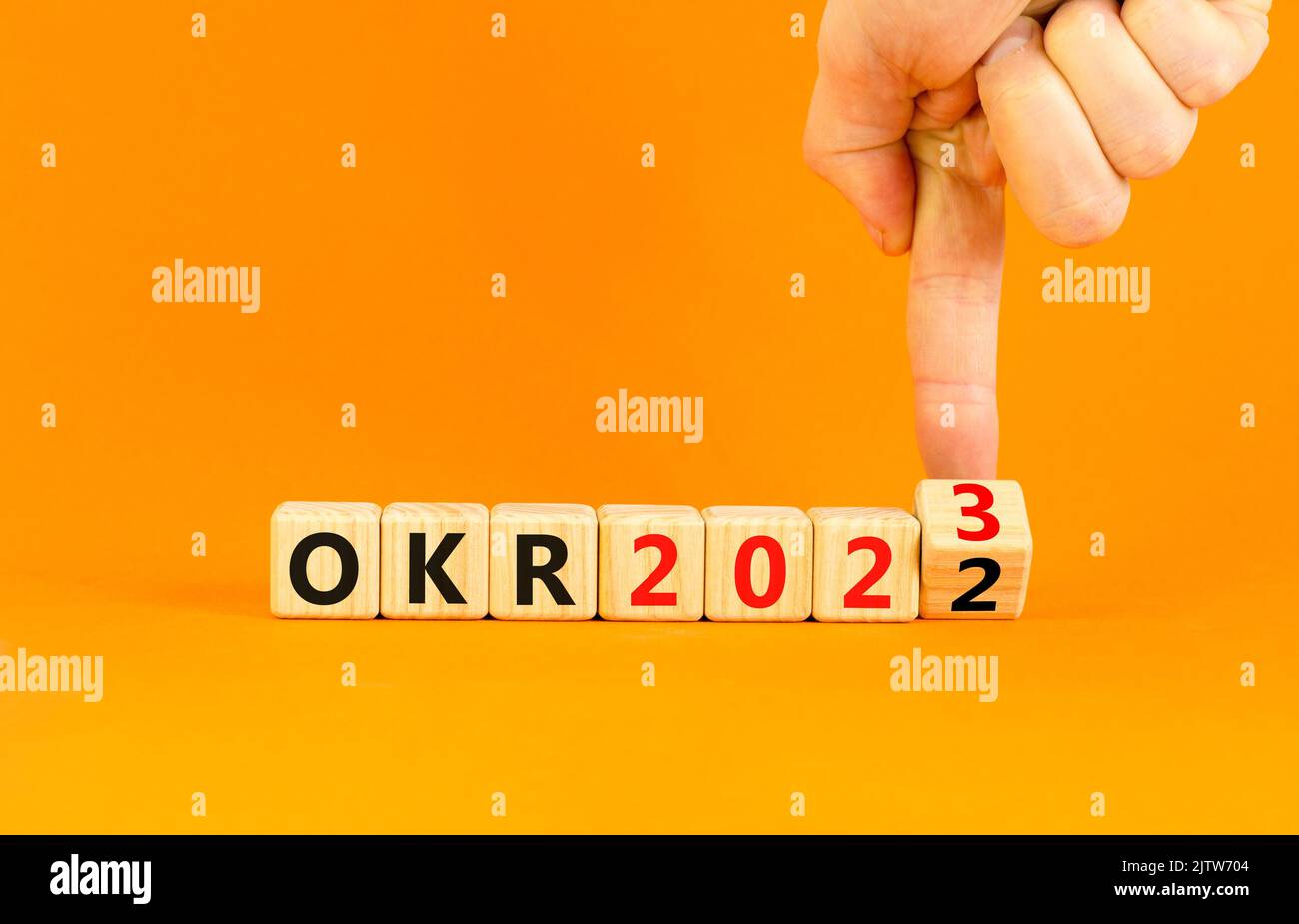 Symbole OKR, objectifs et résultats clés. Homme d'affaires transforme des cubes avec les mots ...