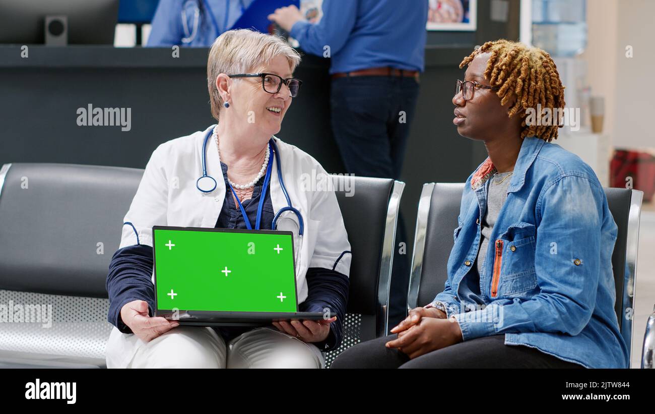 Médecin senior montrant un ordinateur portable avec gabarit d'écran d ...