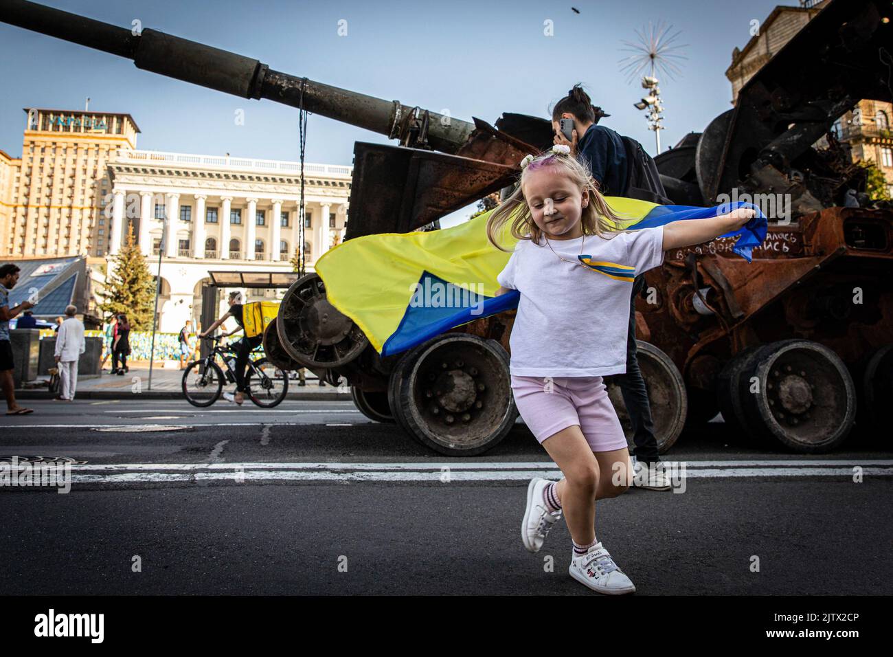 Enfant drapeau ukrainien tank Banque de photographies et d’images à ...
