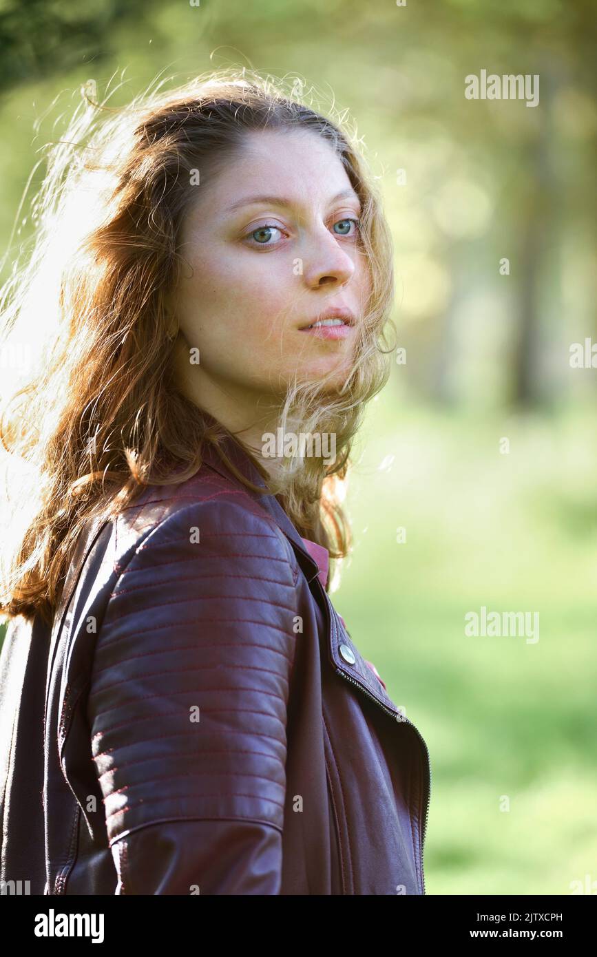 Une femme porte un blouson de cuir, de profil. Département d'Eure-et ... Une femme porte un blouson de cuir, de profil. Département d'Eure-et ...