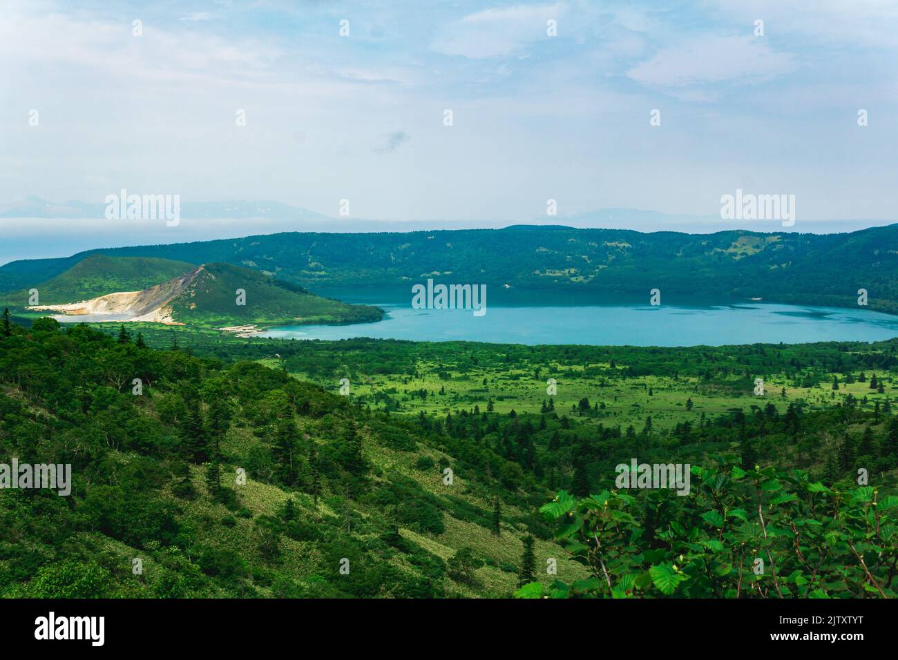 Paysage de l'île de Kunashir, lacs géothermiques parmi les dômes de ...