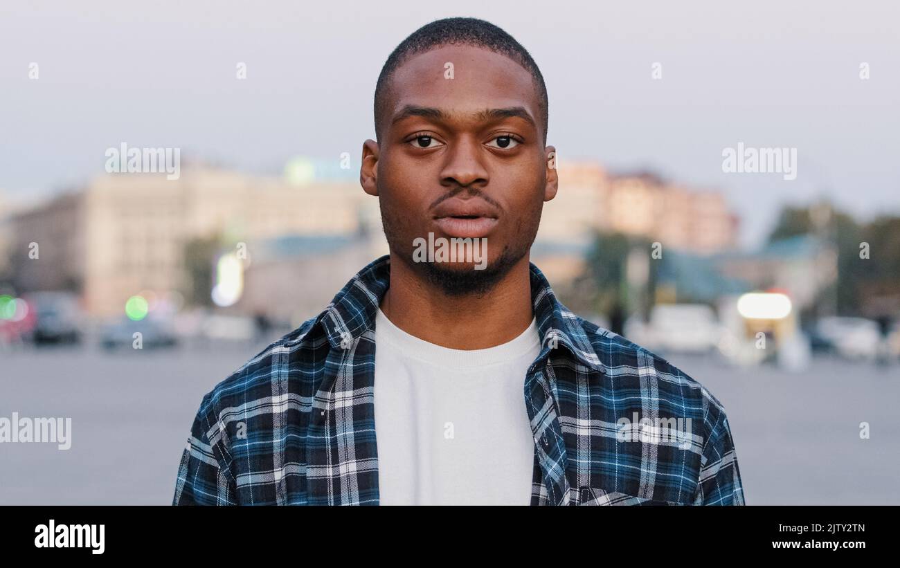 Homme africain triste Banque de photographies et d’images à haute résolution - Alamy