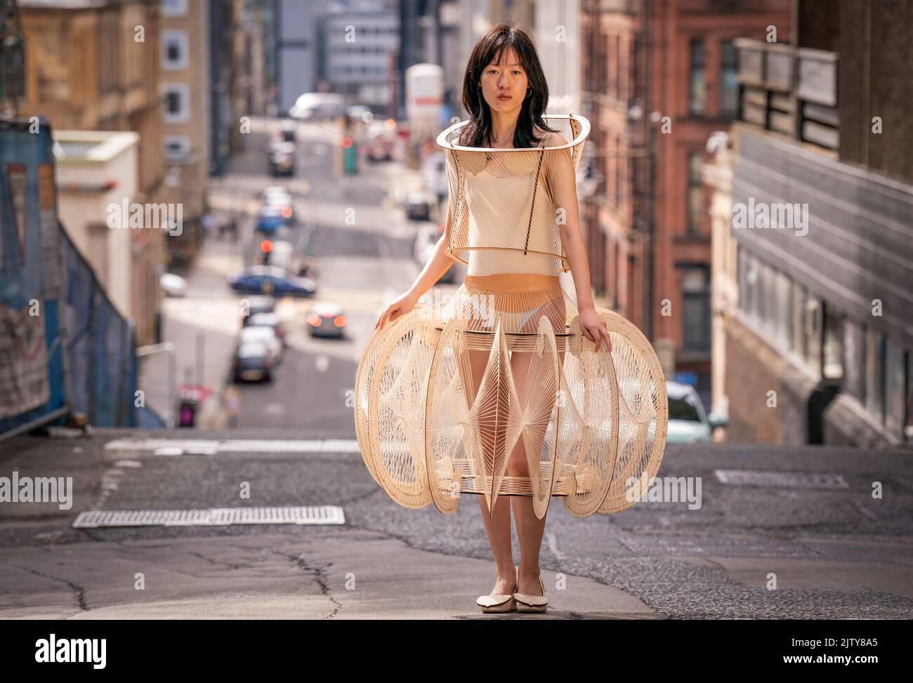 Le modèle Zhan Wang présente les dessins de l'étudiant de mode Zhuo Li avant le spectacle de ...