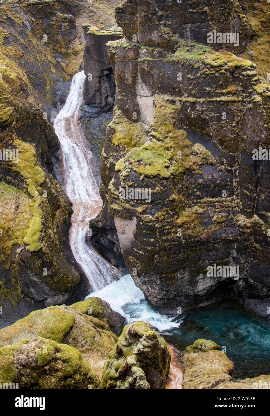 Les cascades spectaculaires du canyon de Fjaðrárgljúfur dans le sud de ...