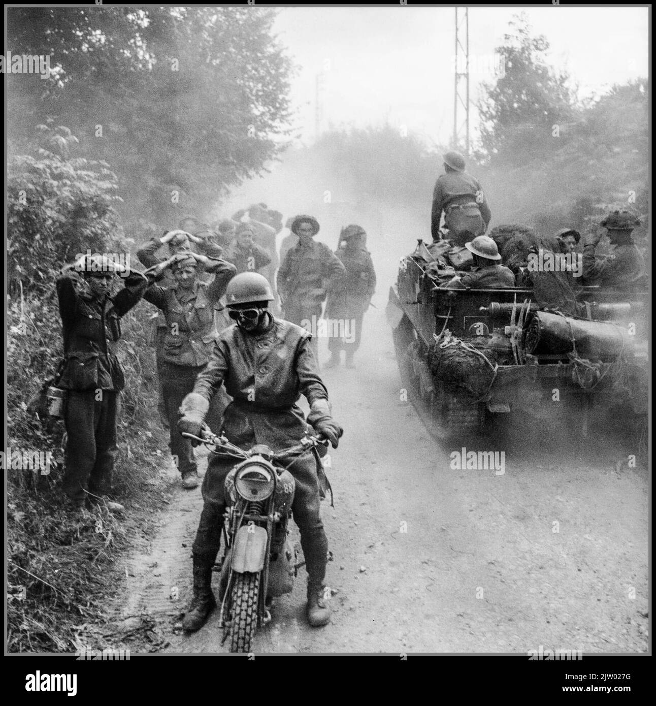 Transporteur de peloton passe un groupe de prisonniers allemands nazis ...