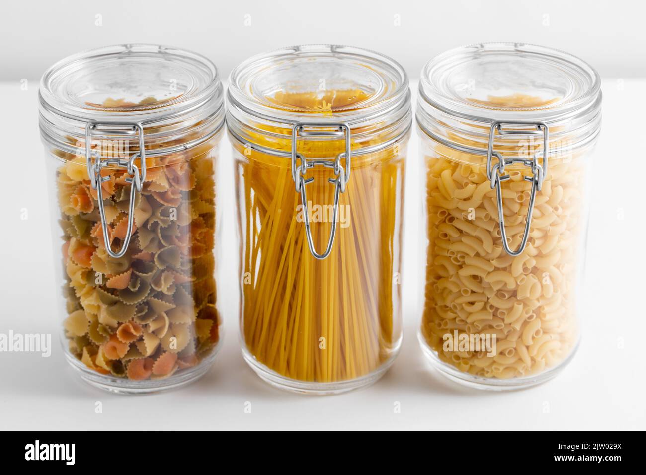 gros plan de pots avec différents types de pâtes Photo Stock - Alamy