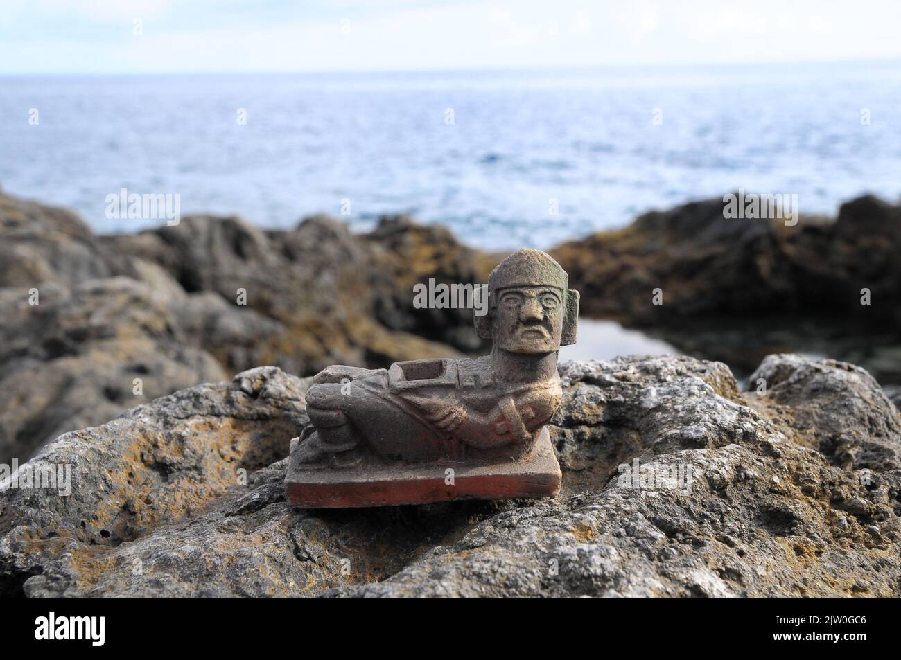 Un gros plan d'une ancienne statue de Dieu maya Chaac sur les rochers ...