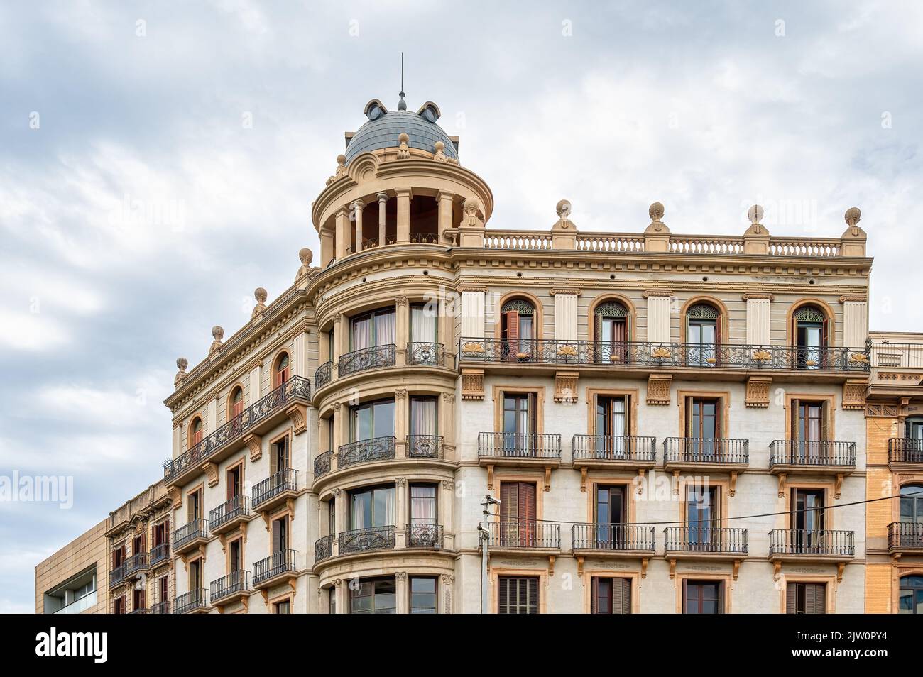 Caractéristiques architecturales dans un bâtiment classique extérieur ...