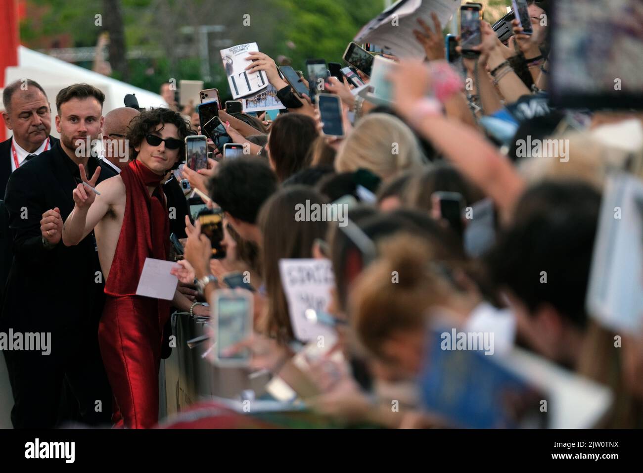 Les fans de timothee chalamet Banque de photographies et d’images à ...