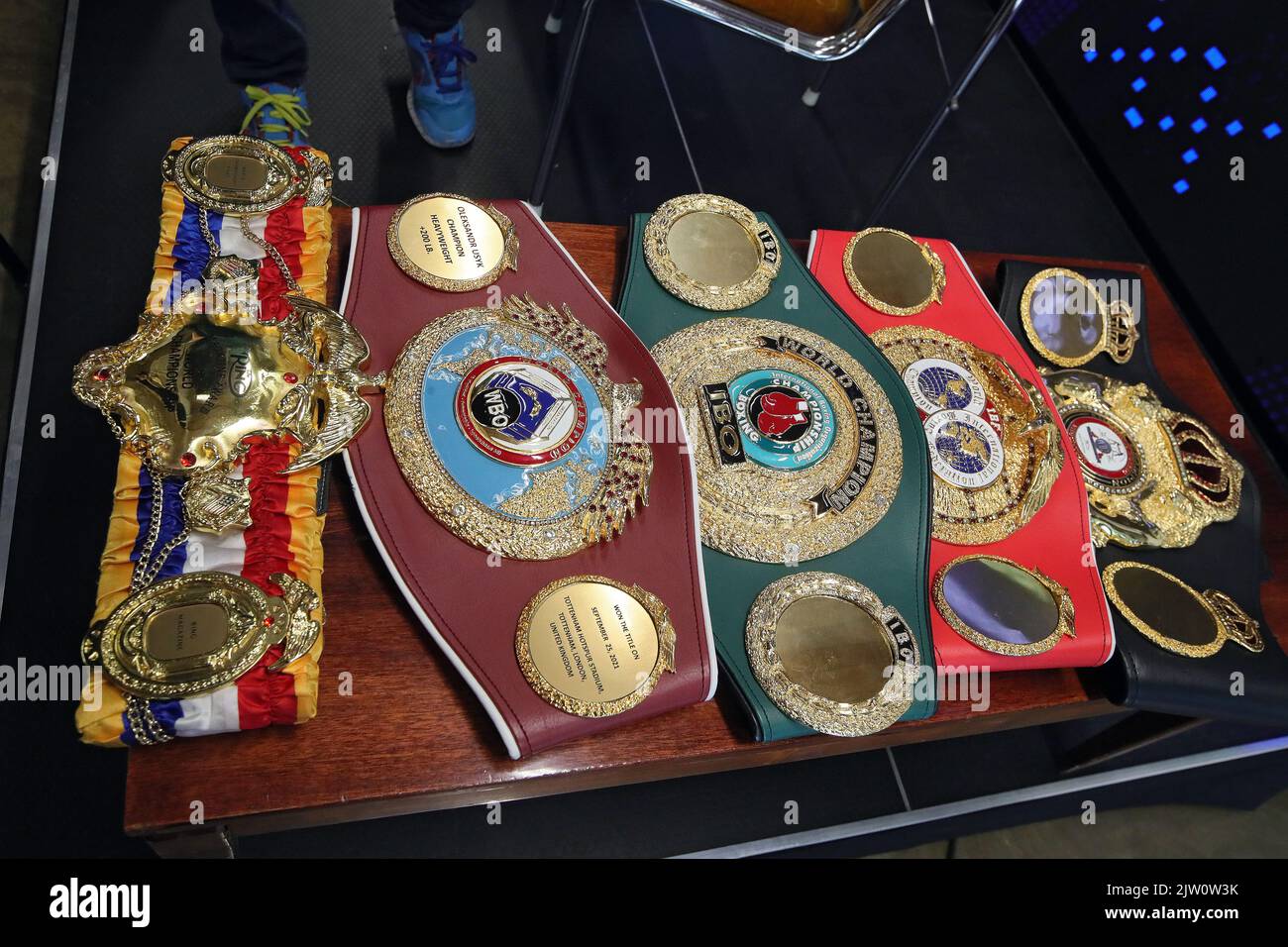 Usyk belts Banque de photographies et d’images à haute résolution - Alamy