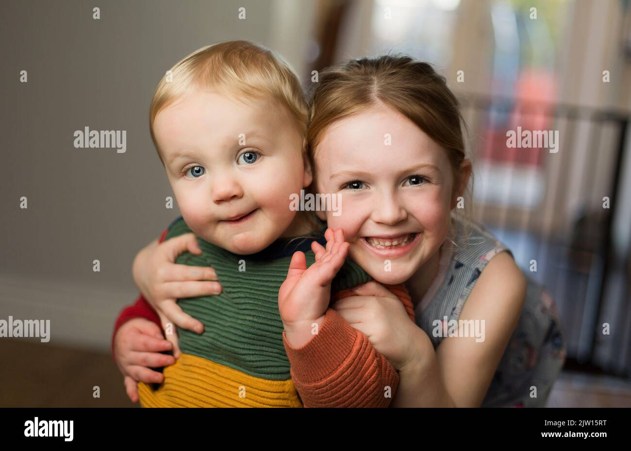 Une grande soeur et son petit frère Banque de photographies et d’images ...