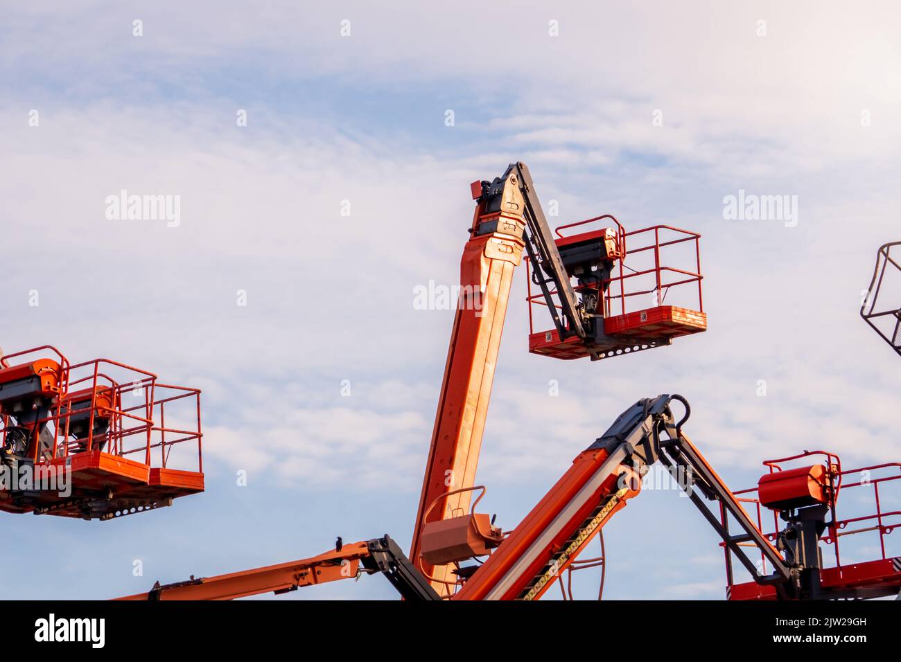 Relevage de flèche articulée. Levage de plate-forme aérienne. Levage de la flèche télescopique ...