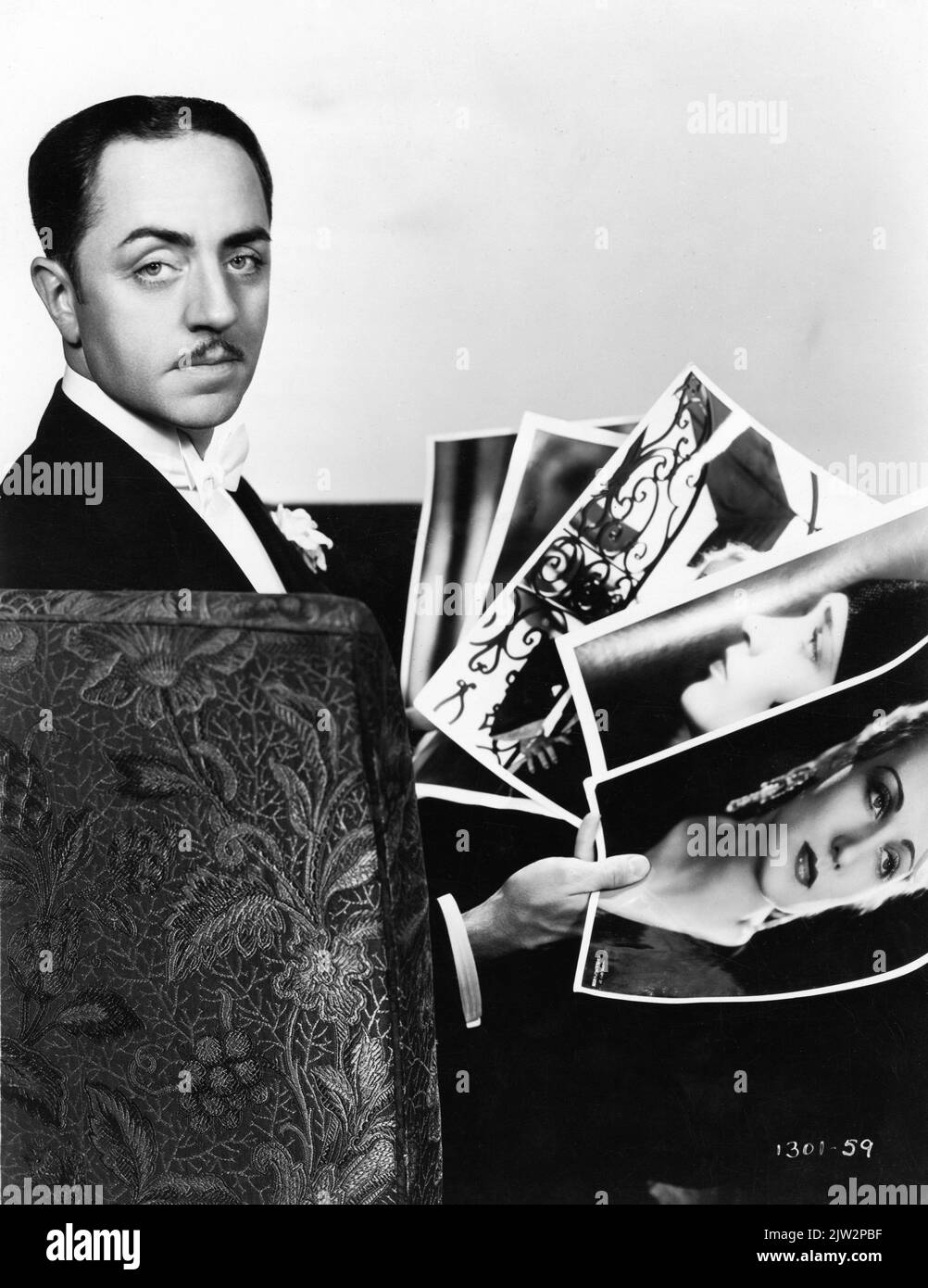 WILLIAM POWELL sur le set Candid tenant Portrait Stills de sa co-star ...