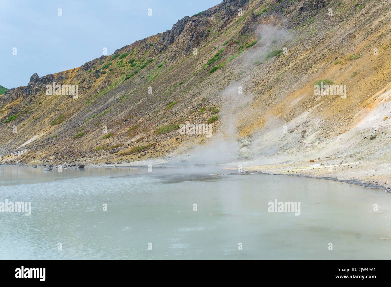 Lac minéralisé chaud avec source thermale et fumeroles fumaroles ...