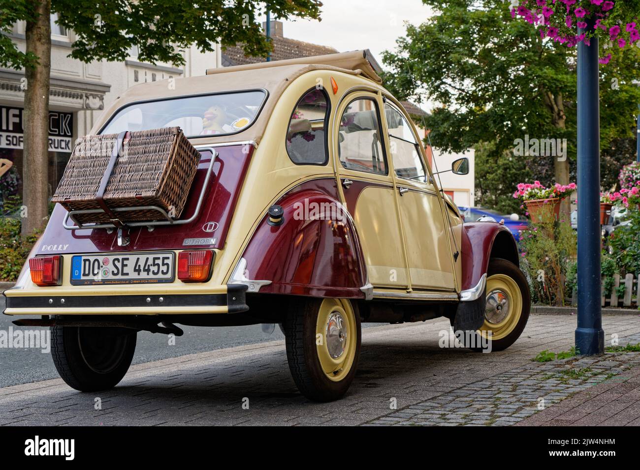 White citroen 2cv side view Banque de photographies et d’images à haute ...