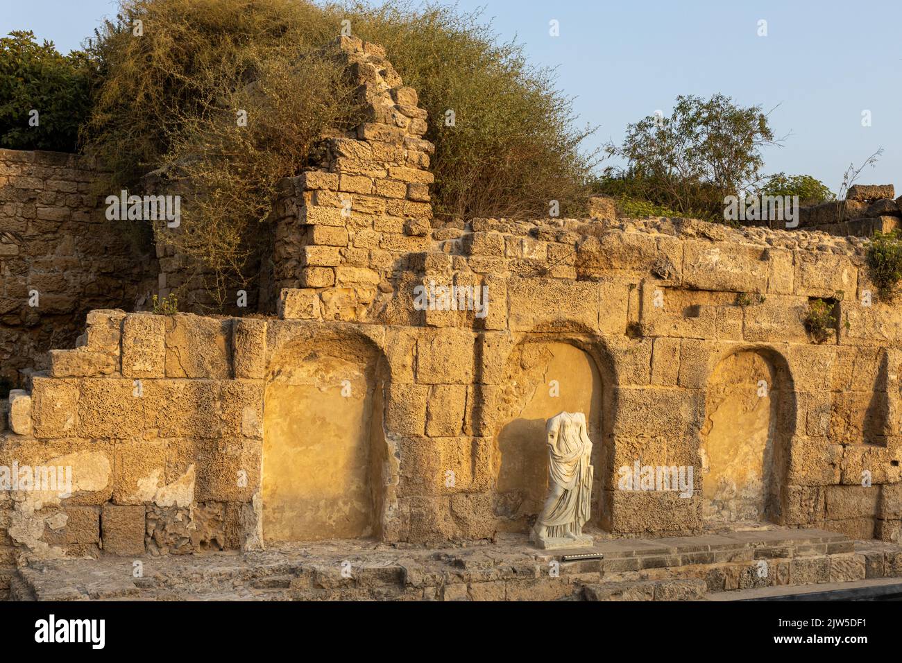 CÉSARÉE, Israël - 2022 août, statue de l'empereur romain se reflétant ...