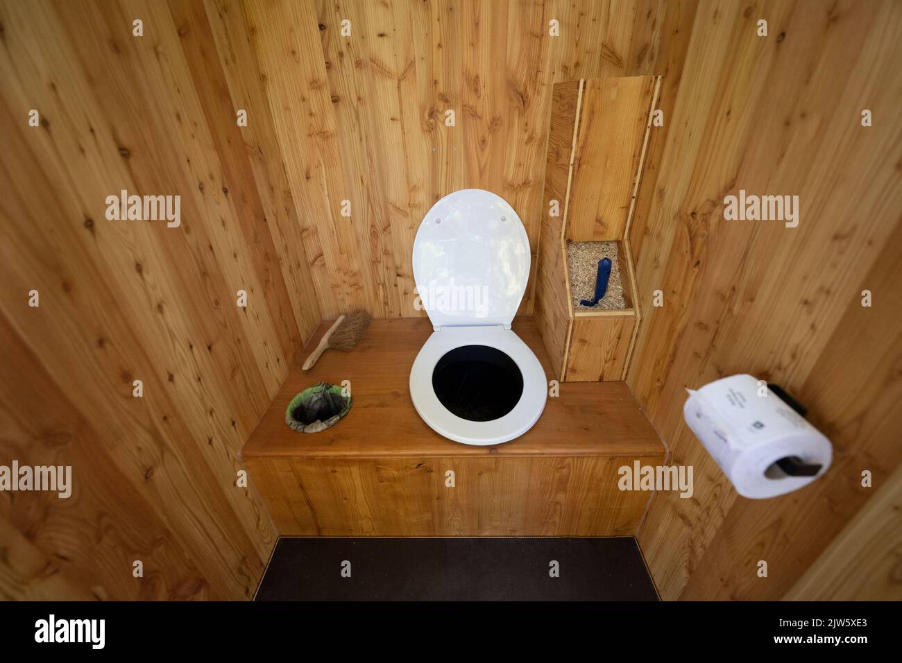 Ecological dry toilet interior Banque de photographies et d’images à ...