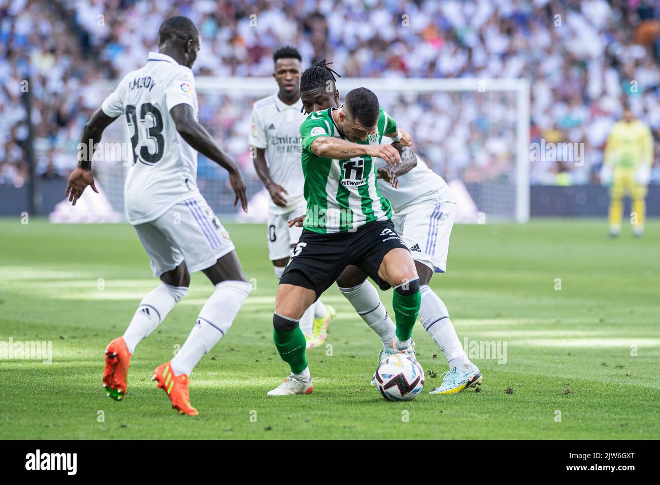 Guido Rodriguez de Real Betis (C), Eduardo Camavinga du Real Madrid CF (R) et Ferland Mendy du ...